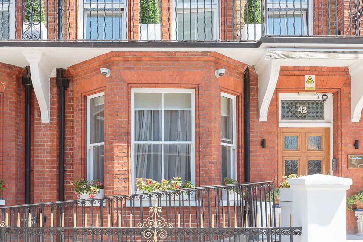 Sash window collections in high-performance uPVC & aluminium | Hamiltons